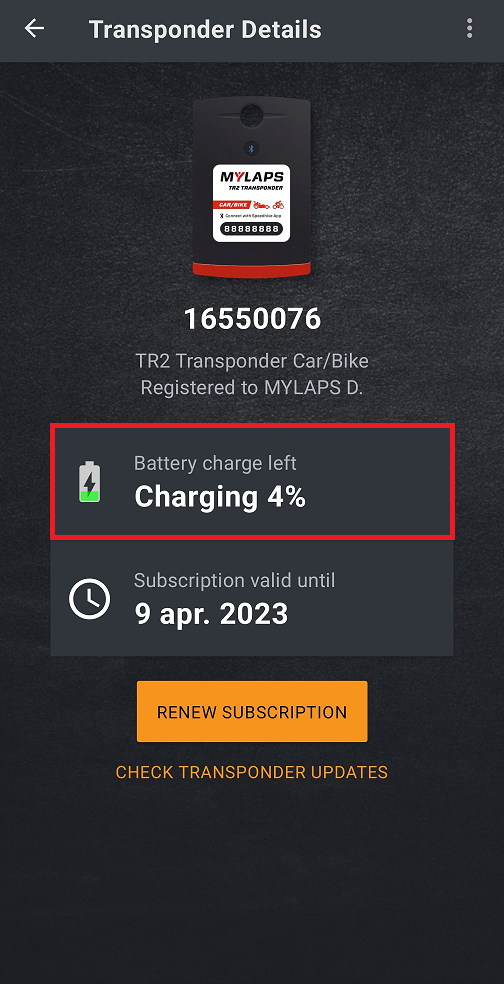 How do I check the battery status of my MYLAPS TR2 transponder?